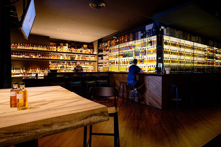 Quaich Bar, de LaGranja Design. La cata del whisky en Singapur ...