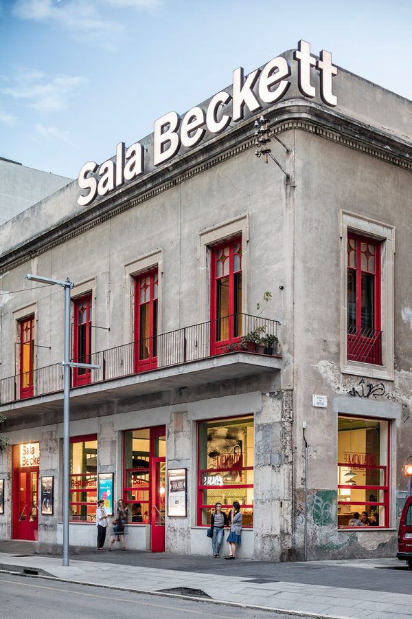 Sala Beckett: la rehabilitación arqueológica de Flores & Prats ...