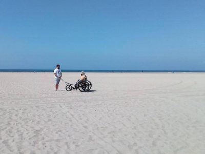 Diseño inclusivo: SandRoller, la silla de ruedas de playa diseñada por ...