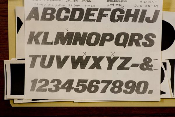 Flight Center Gothic: Pentagram reversiona la tipografía de Ero ...