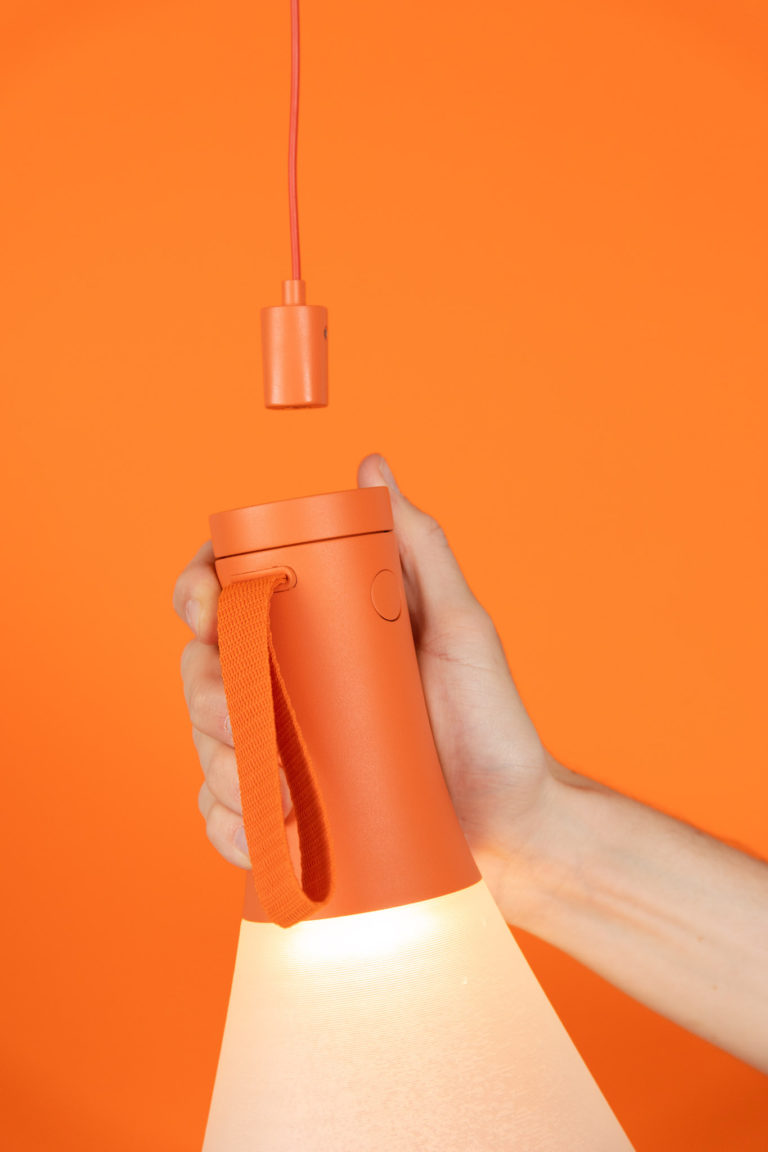 Vespertine: portátil y de suspensión. Una lámpara de Max Hausmann y Tim ...