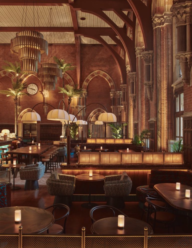 Hugo Toro rediseña Booking Office 1869. Palmeras, cannage y arcos ...