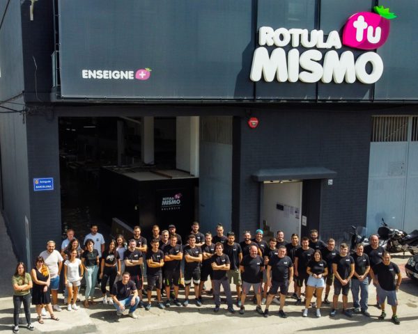 Rotula Tú Mismo revoluciona el diseño gráfico. Tus trabajos en metacrilato, vinilo, metal, neón ...