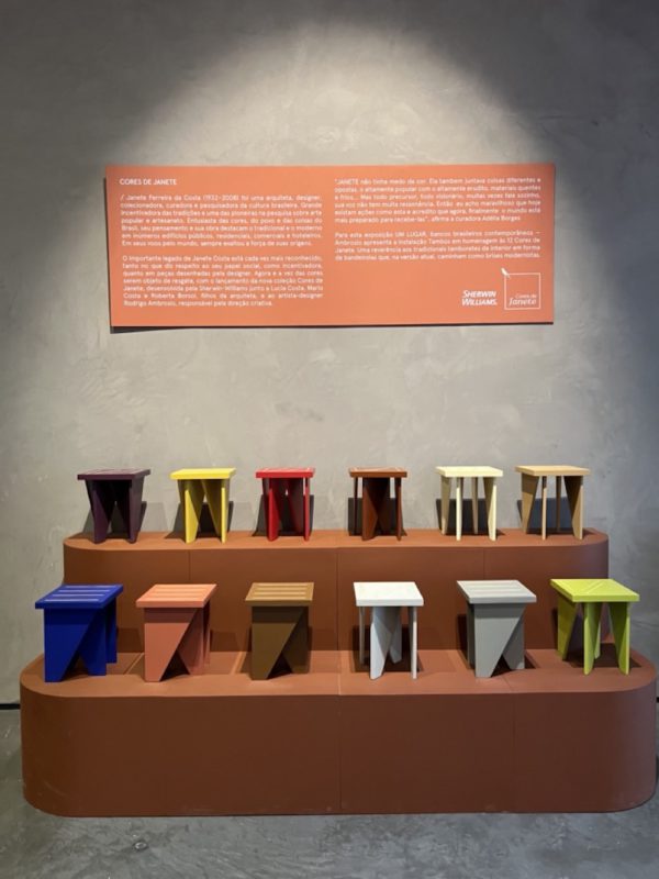 Banquetas contemporáneas en la apertura de la Semana del Diseño de São ...