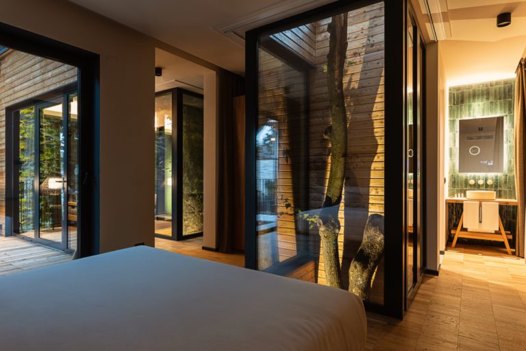 Preistoriche Green Lodge, un proyecto de Studio Apostoli. Acero, madera y buen gusto | Experimenta